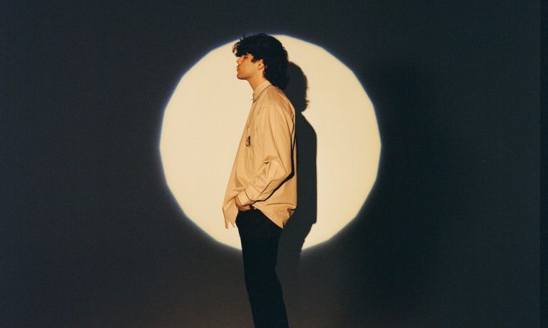 Peter Manos’ Debut EP, ‘Do You Turn Red?’ Is Out Now | uDiscover