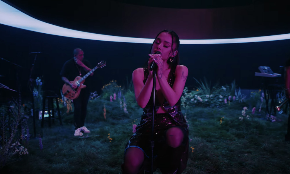 Ariana Grande Drops Live Vevo Performance Of ‘My Hair’