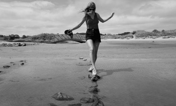 Taylor Swift Releases ‘The Lakes (Original Version)’