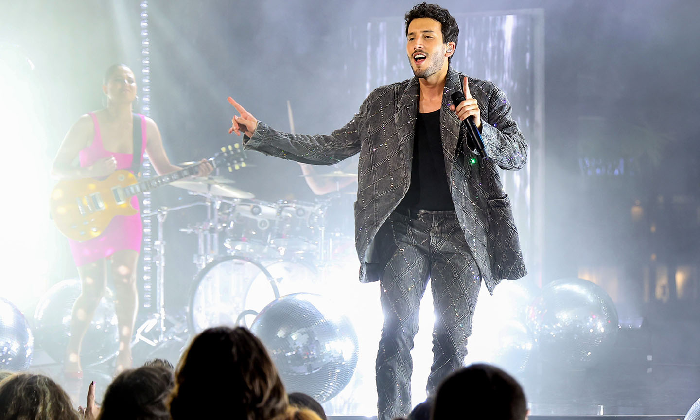 Sebastián Yatra Delivers Electric Performance Of ‘Tacones Rojos’ On ...