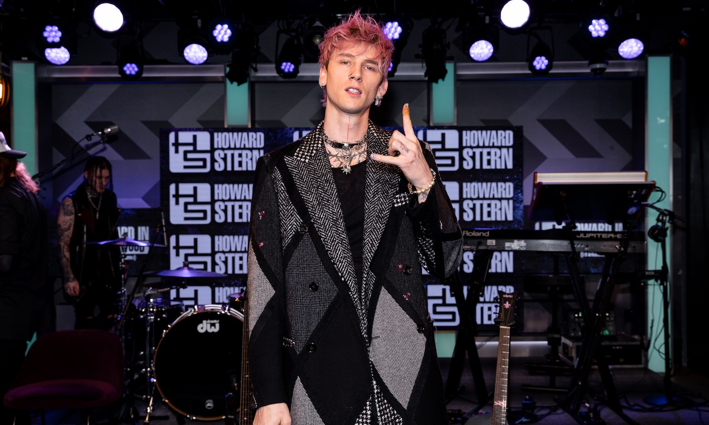 Machine Gun Kelly Gets 2nd Consecutive No.1 With ‘mainstream sellout’