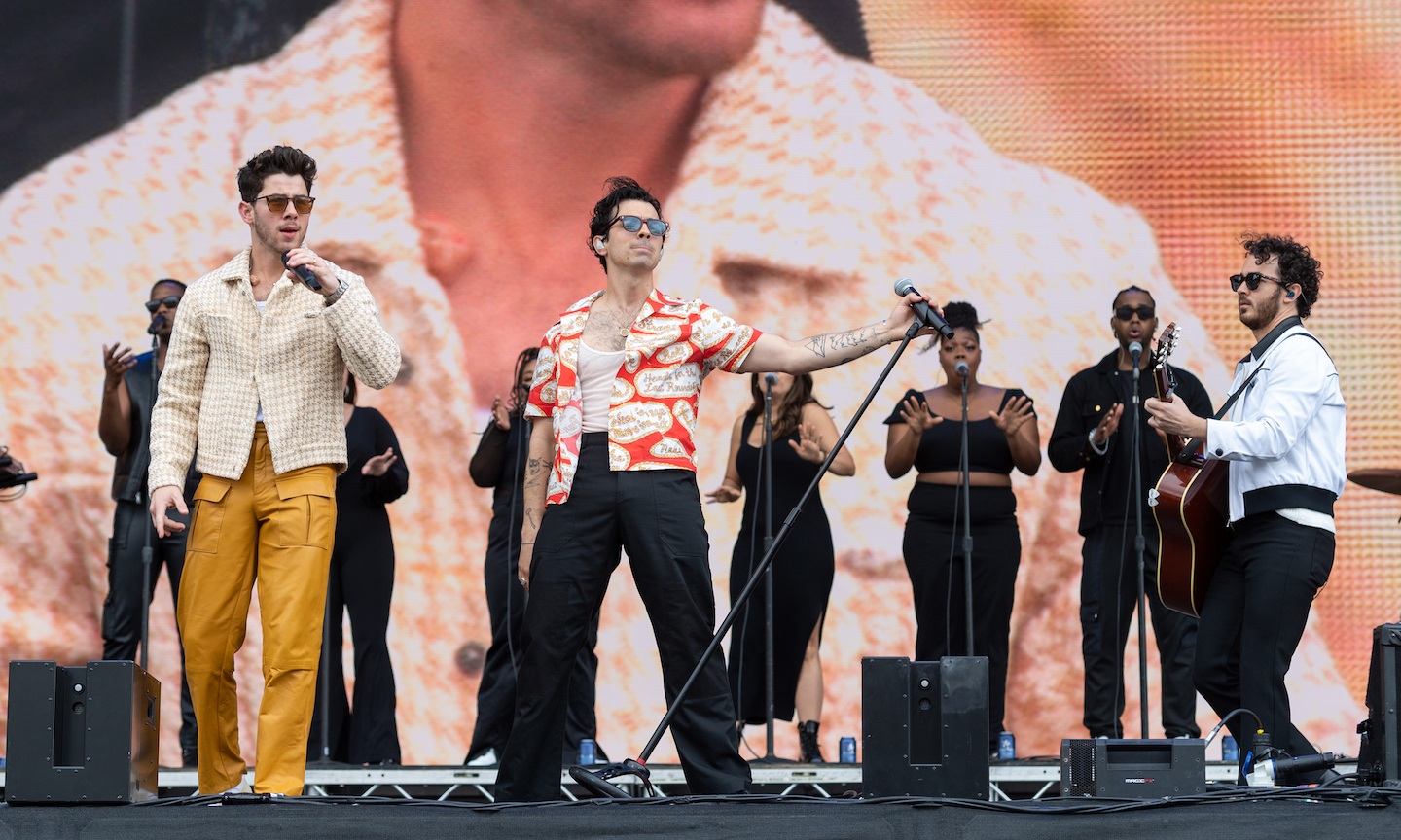Jonas Brothers & TOMORROW X TOGETHER Announce ‘Do It Like That’ Jonas Brothers & TOMORROW X TOGETHER Announce ‘Do It Like That’