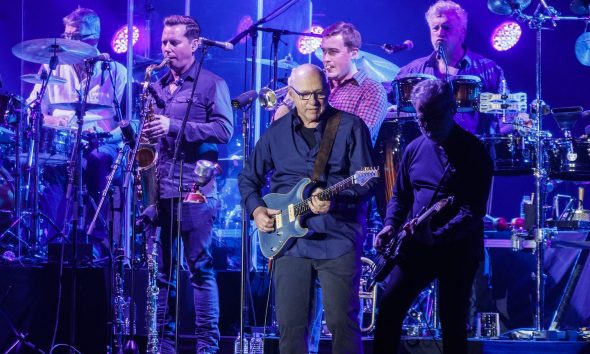 Clip Captures Mark Knopfler’s Band In Playful Mood, One Night In Valencia